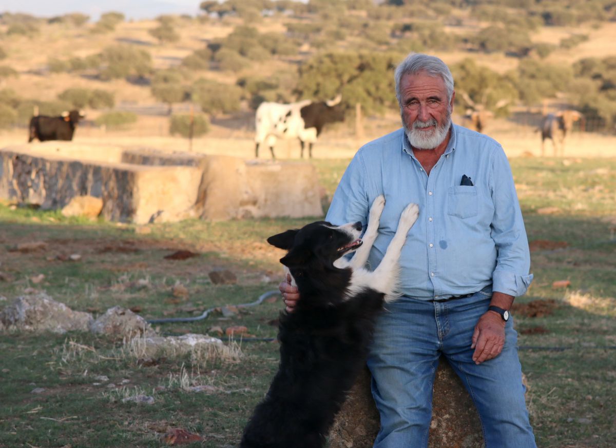 José Ignacio de la Serna y su perra salvadora Chispa – Toros de Lidia